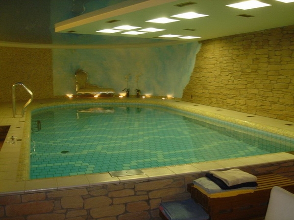 Betoninis 9x4 m vidaus baseinas privačiame name | Sanilux